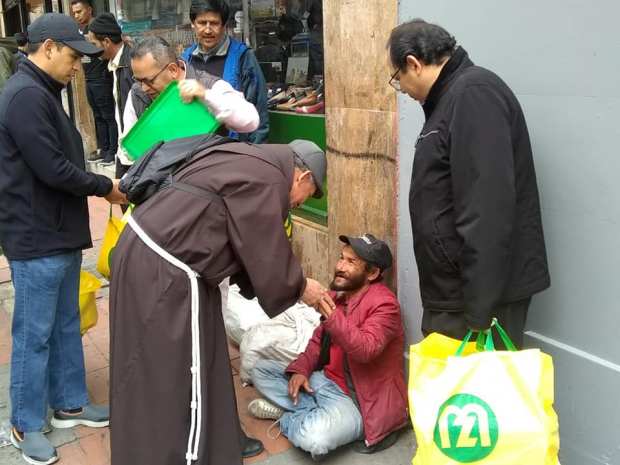 L’“angelo” dei senzatetto della Colombia lotta per la vita