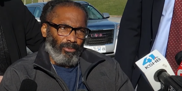 Kevin Strickland esce dopo 43 anni di carcere da innocente