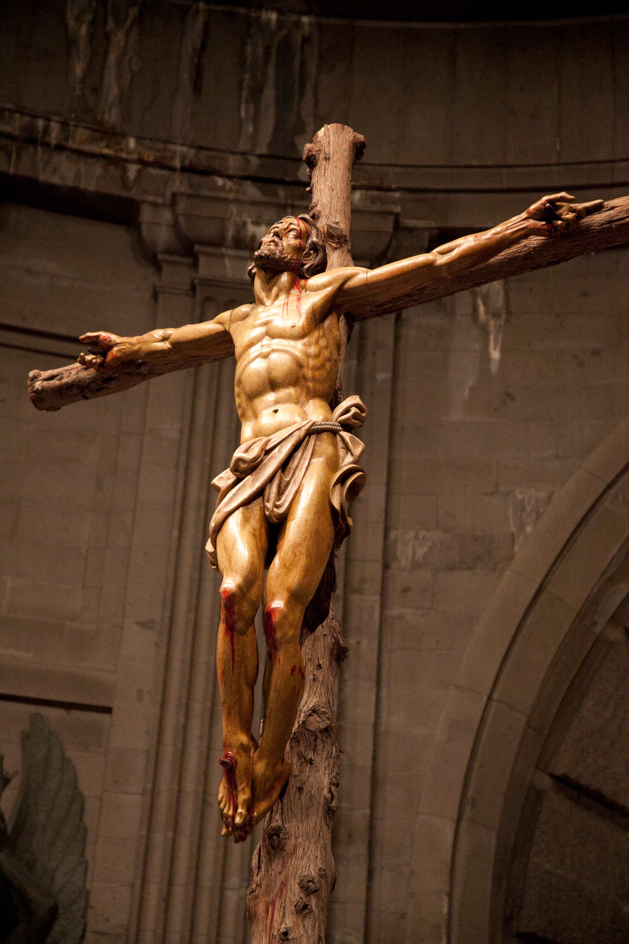 Qual è la differenza tra croce e crocifisso?