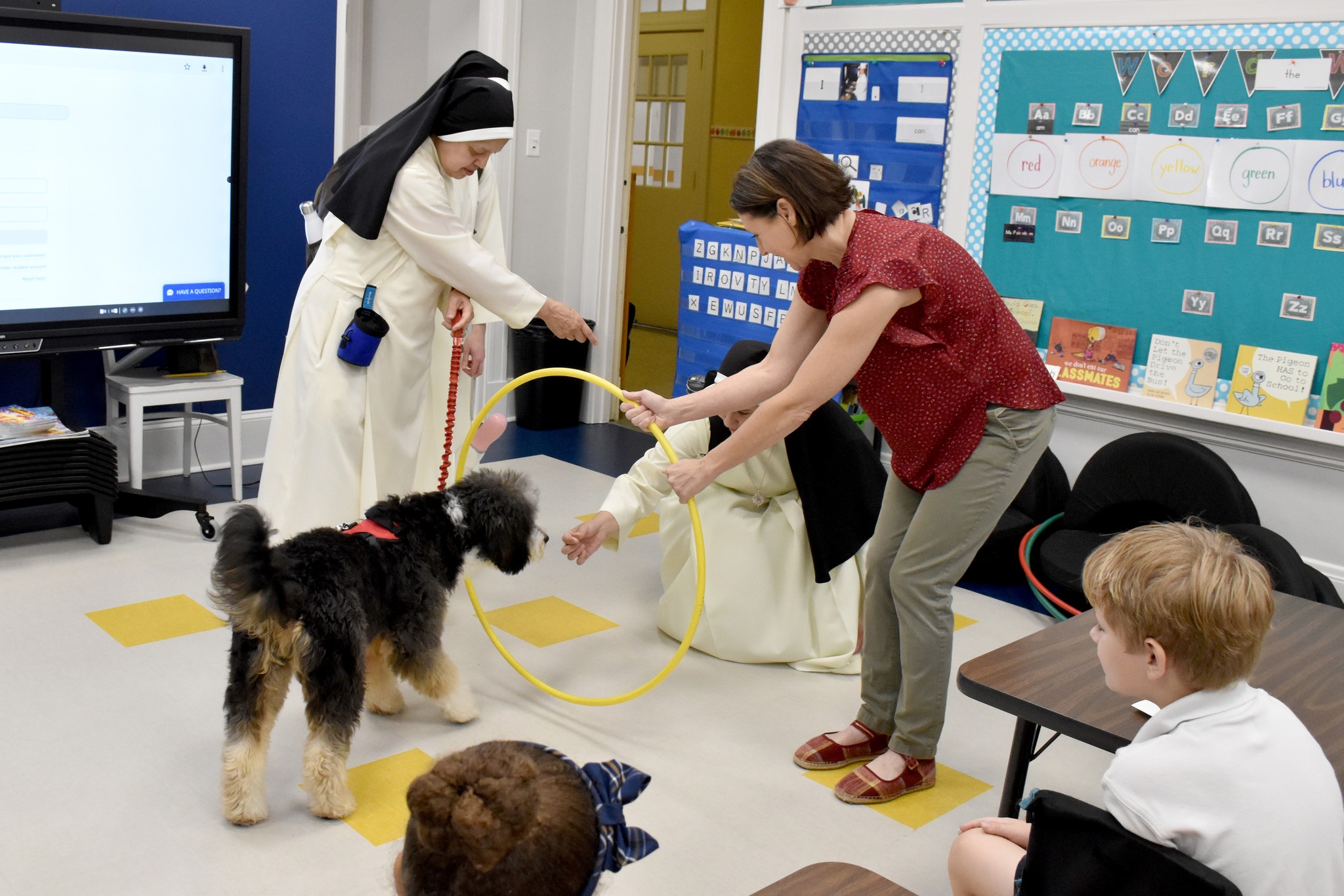 Le suore che addestrano cani per la terapia nelle scuole