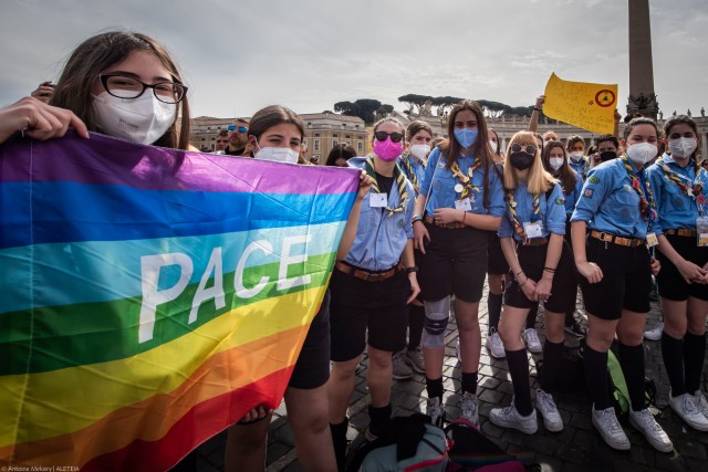 Si può esporre la bandiera della pace in chiesa?